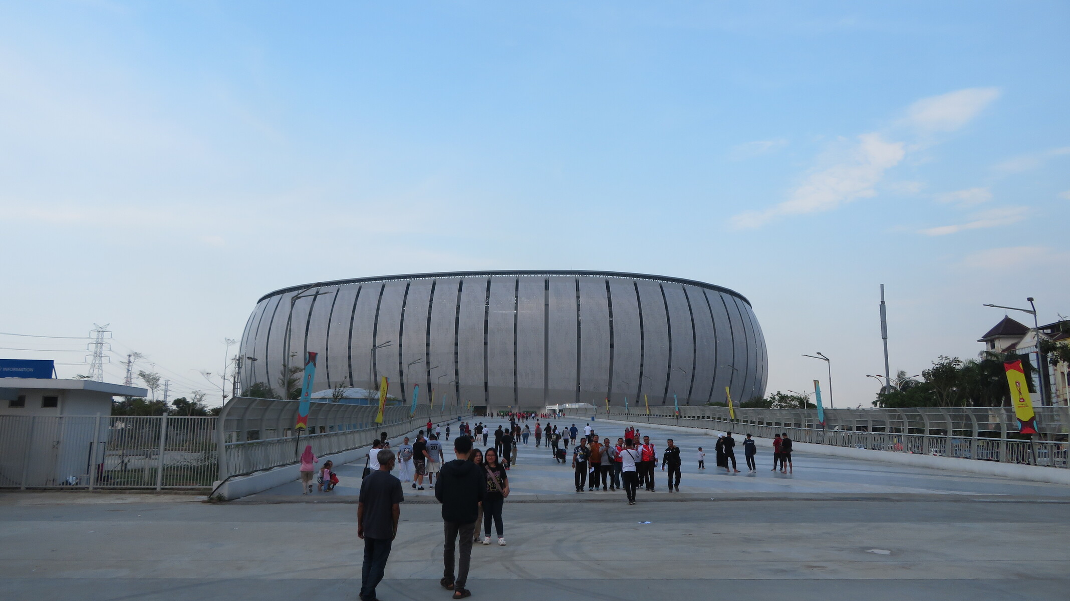 いつも新しい遊び場を探している。 : 8. JIS Jakarta International Stadiumへ。