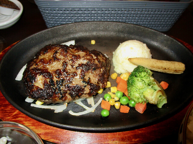 Tommyのきままなグルメランチ日記 : 新宿御苑 Grill&BBQ OK's 牛100％炭火焼きハンバーグ