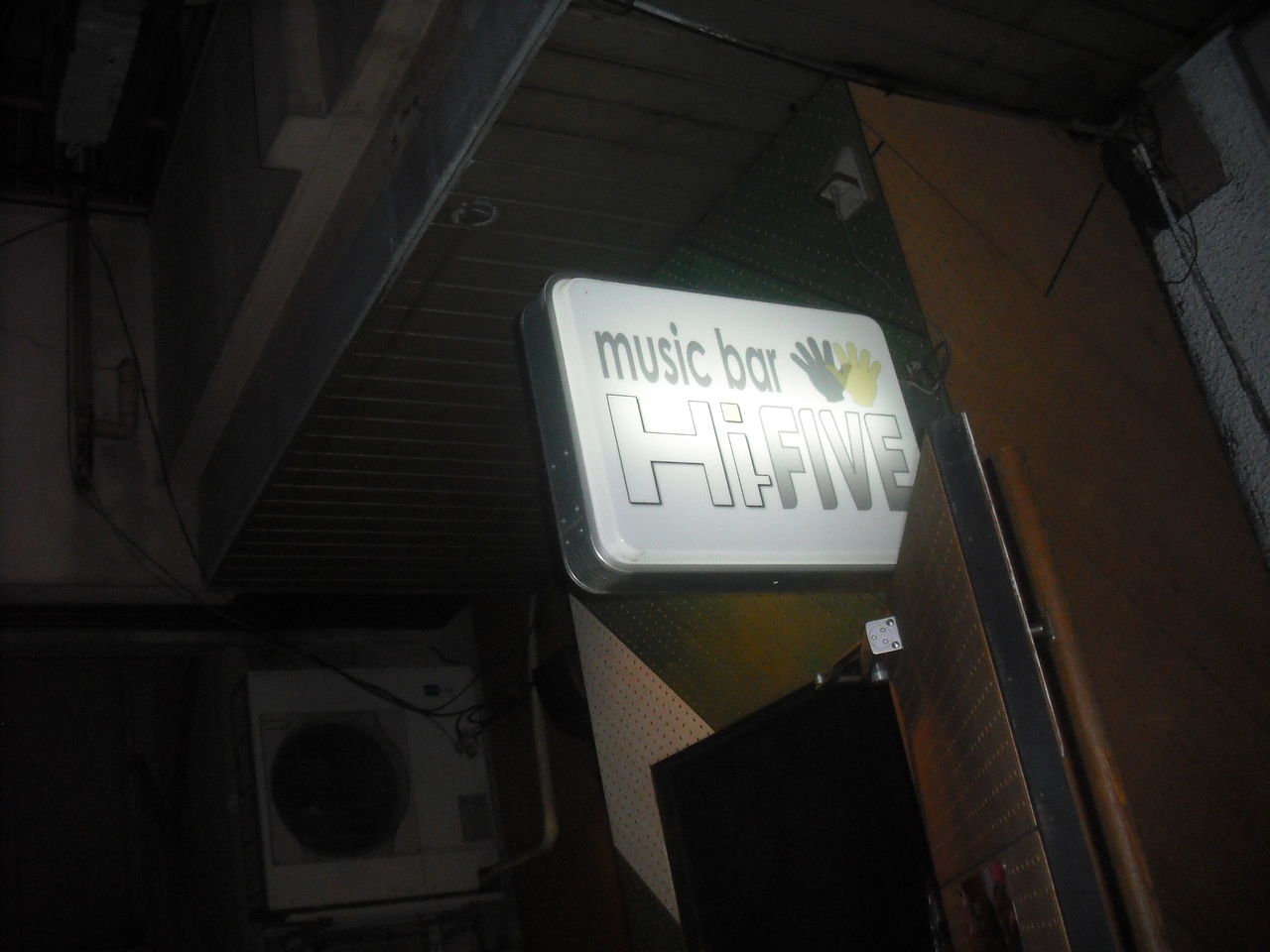 Music Bar Hi Five | 大阪 生演奏 バー – music bar Hi-FIVE – XTGO