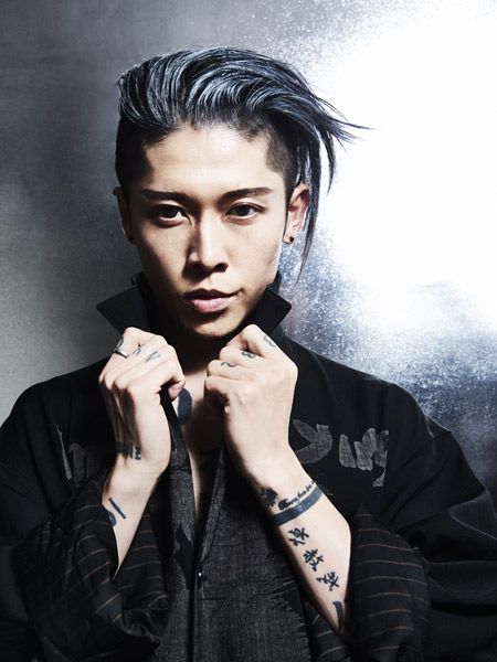 世界的に活躍するギタリスト『MIYAVI、41歳誕生日』次女とツーショット「いいパパさんだね。」 : しゅんトレネタ