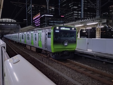 E235系電車0番台[ハチ公生誕100年ヘッドマーク掲出]（山手線） : TSHQ写真館