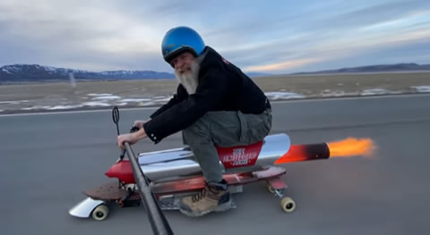 ロケット爺 今度はジェットスケートボードに乗る : Turbo Bee - 自動車・バイク動画のターボビー