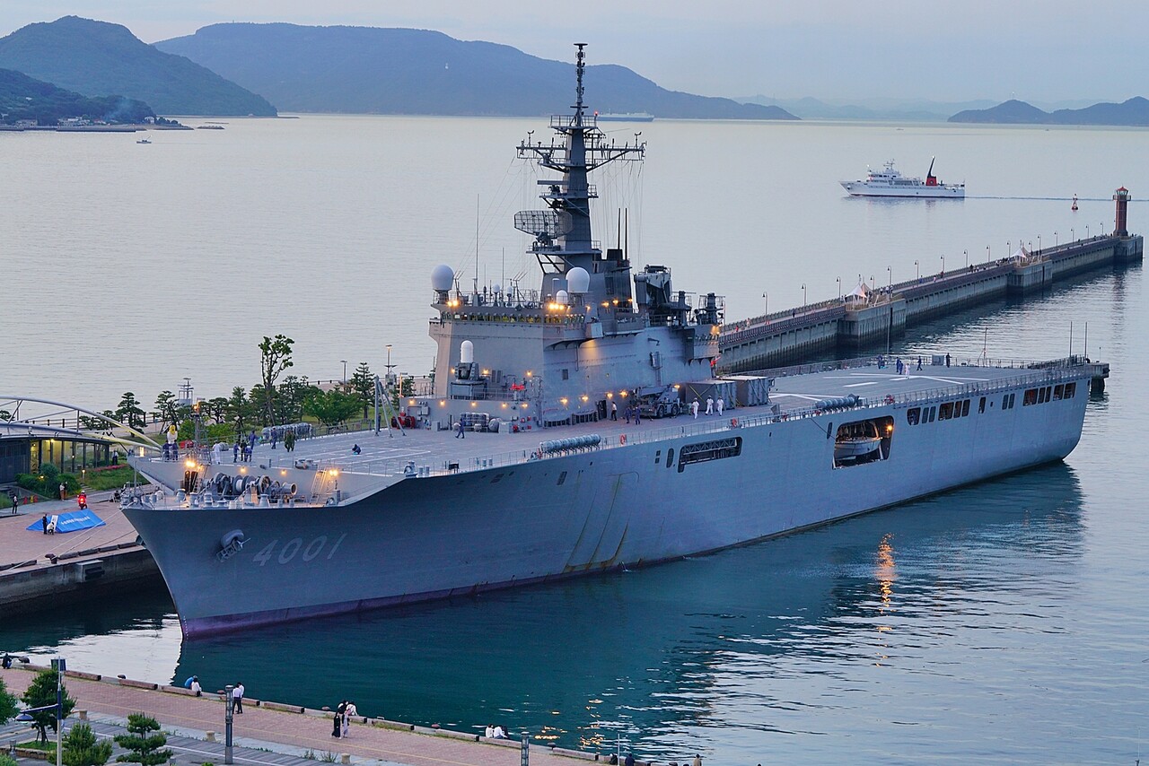 LST-4001 おおすみ : 讃岐の鉄と空、時々海