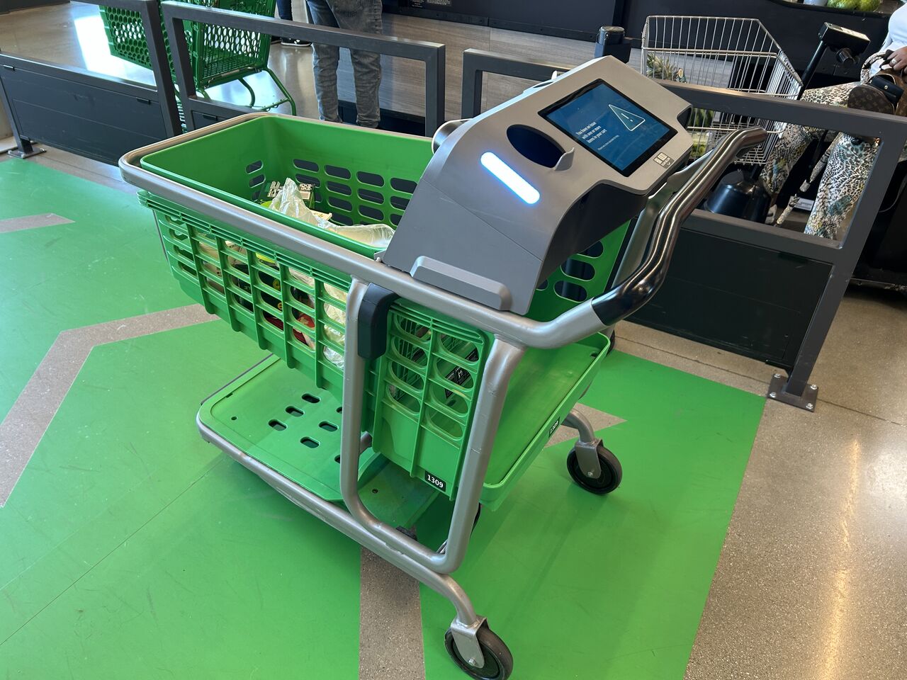 Walmart bets on future smart carts and drone assistants - IT基礎