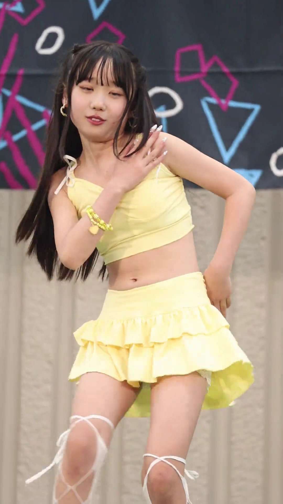 JS6の未成熟なカラダで勃起しちゃう！ アイゲキさらちゃん、JSフレッシュアイドルのおへそとパンチラがエッチすぎる 弐 : ちょっとエッチなブログ