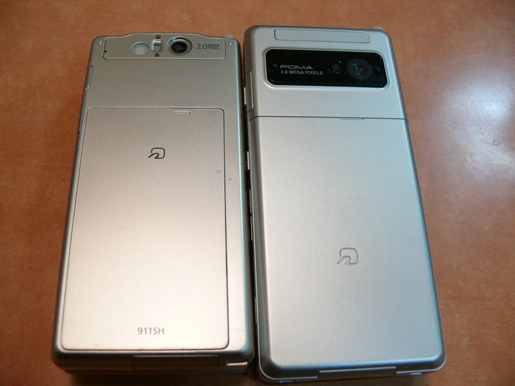 外観比較→911SH＆SH903iTV : MOBILEDATABANK
