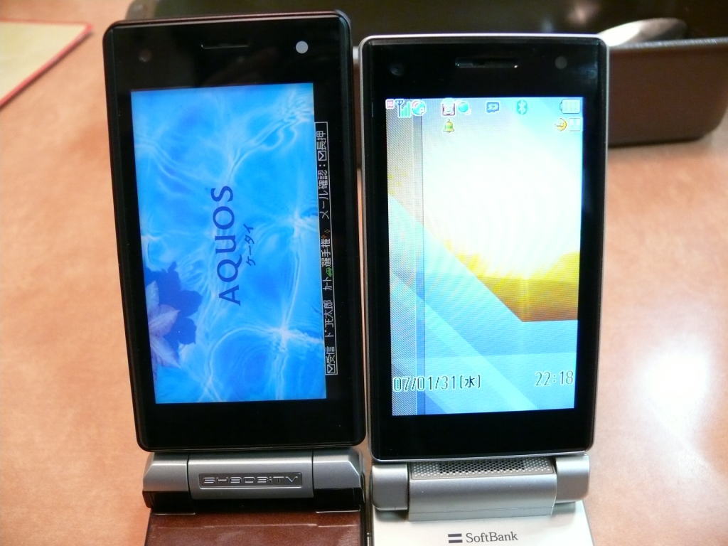 外観比較→911SH＆SH903iTV : MOBILEDATABANK