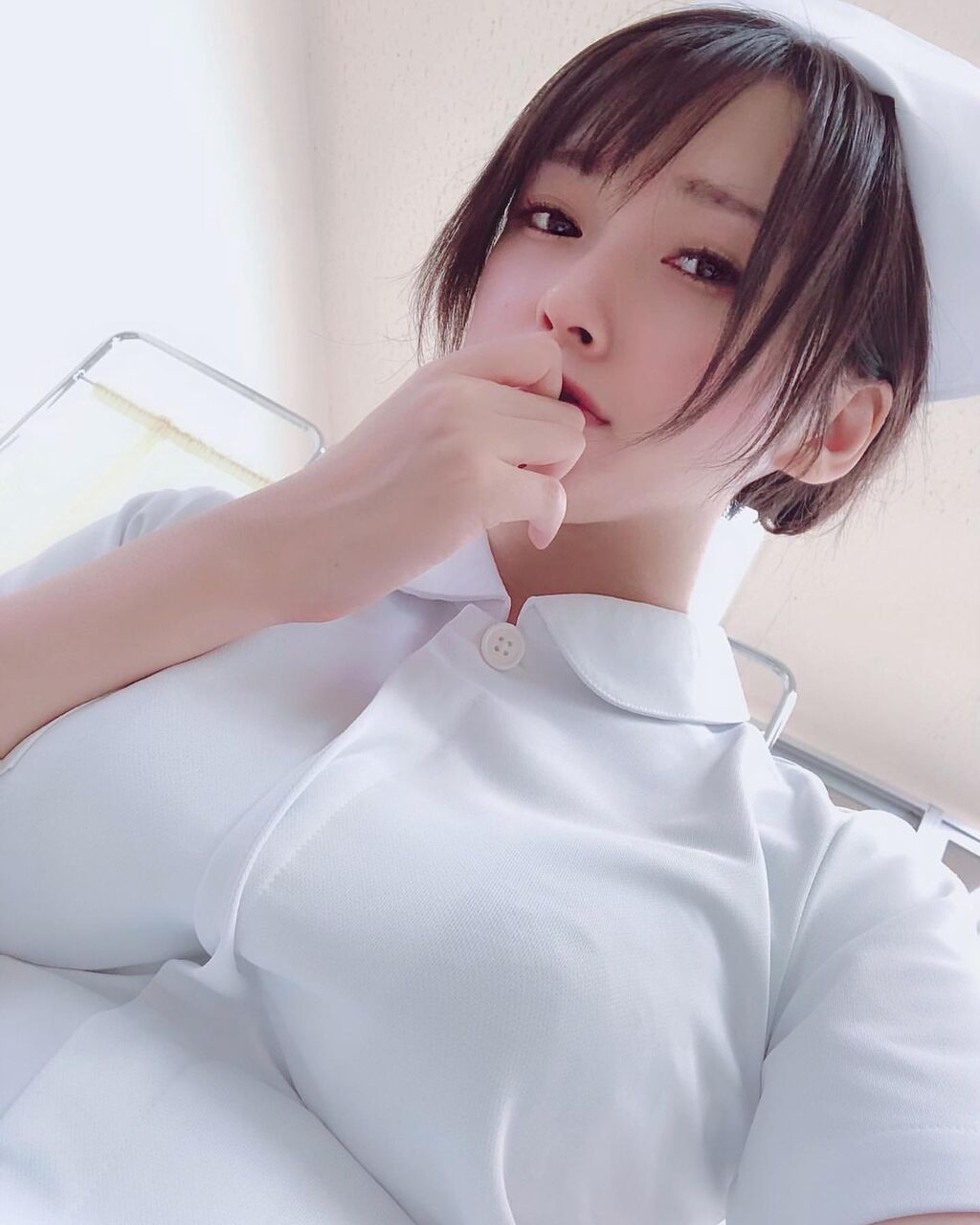 【画像】ボーイッシュ巨乳看護師さんが見つかる ワッフル!