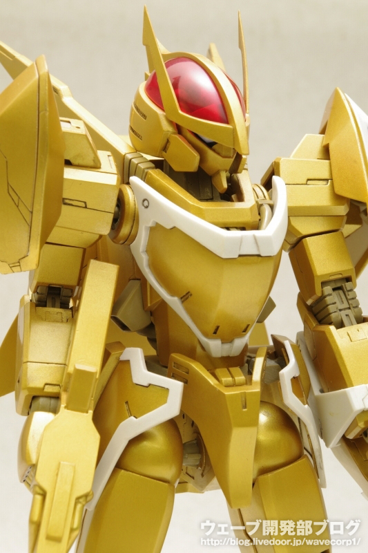 ウェーブ開発部ブログ : 凄まじきレッドパワー！EEE『1/48ザカール』ル・カイン専用SPTを輝くゴールド成型色でレビュー！