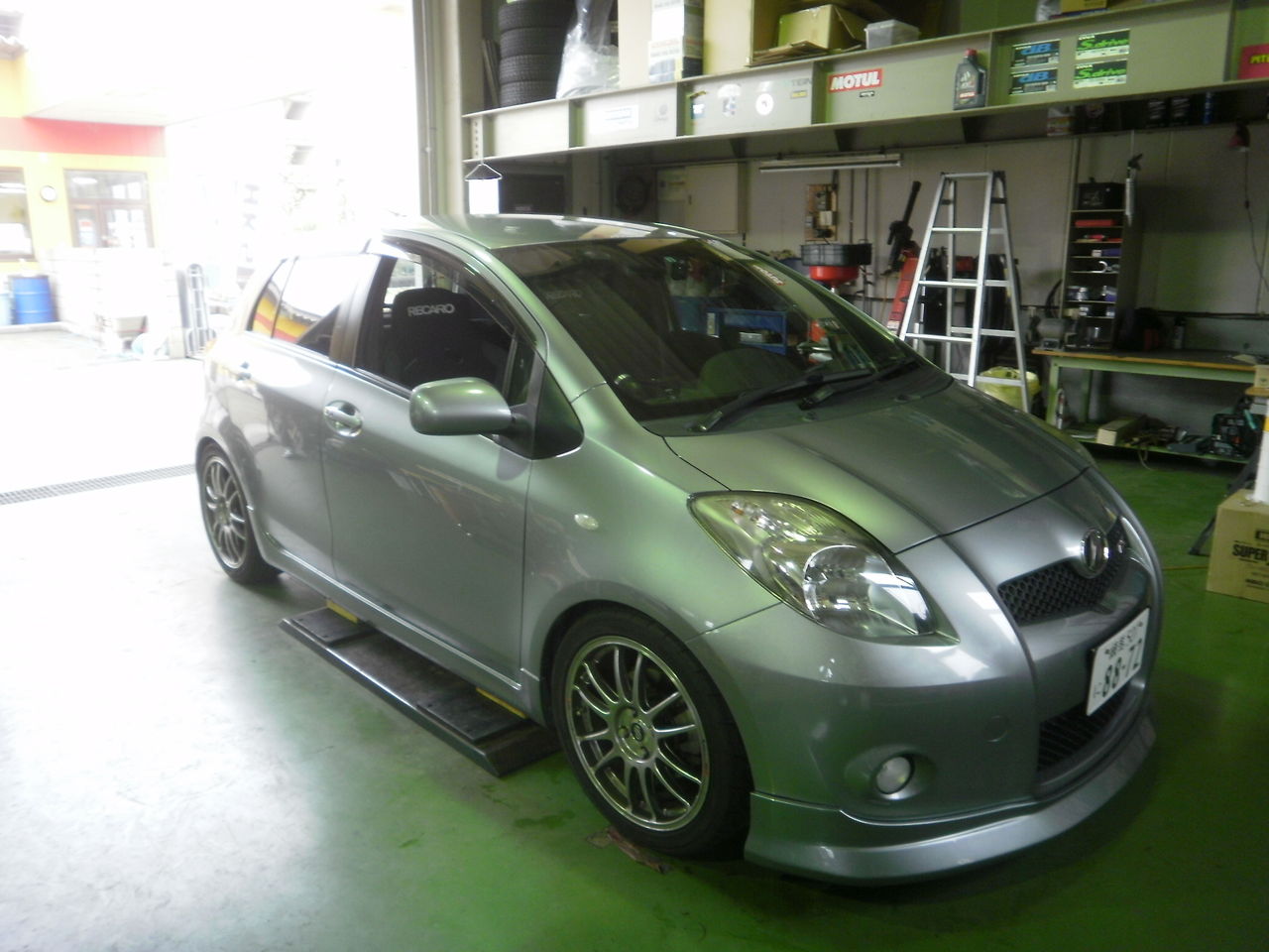 WEED DRIVE : NCP91 ヴィッツRS ボンネットダンパー取り付け