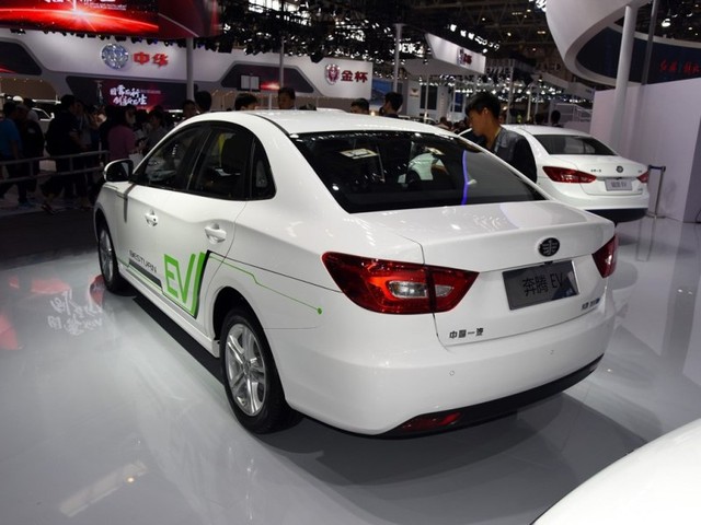 《北京ショー2016》FAW、奔腾ブランドの新型EV「B30 EV」を初公開 | 生まれ変わる新型車たち