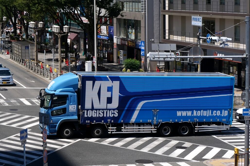 TOYOTIRES（KFJ コフジ物流） : ad-car's ラッピングデス