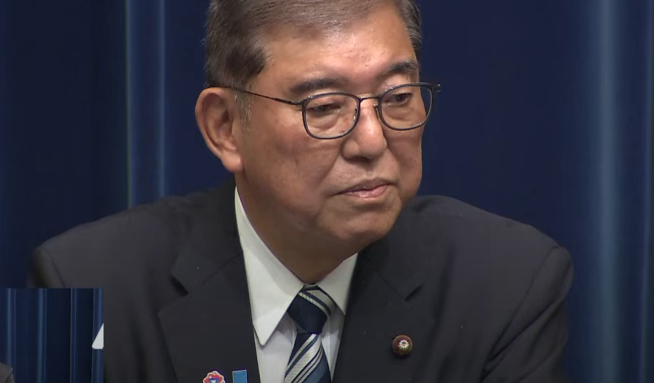 石破茂首相が退陣表明 スーツに白い粒々でSNS指摘 「大切な時にスーツにゴミかフケがついている」「人から見られる場面での清潔感や身だしなみへの ...