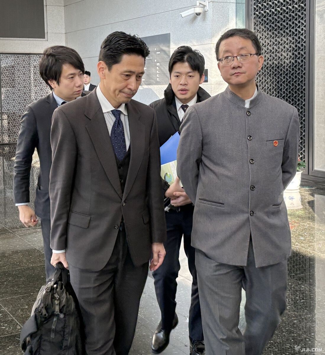 北京を訪れた日本の外務省の担当局長に対して中国の局長は「両手をポケット」に入れたまま完全になめた態度で対応・・・（動画あり） : エックス速報