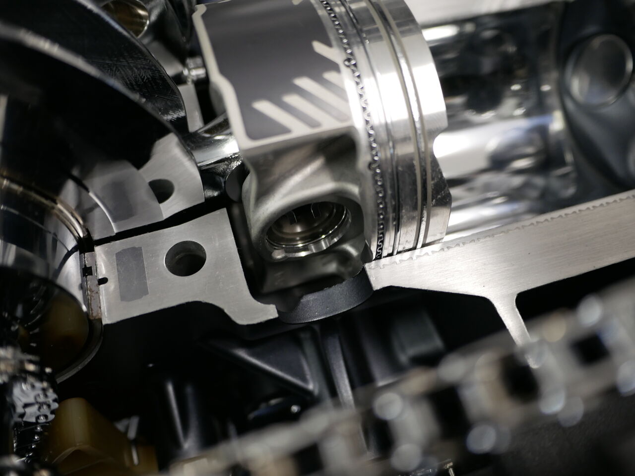 クルマのミライNEWS : SUBARUの新型エンジン「CB18」をマニア目線で撮影。ピストンピンの通り道を発見？