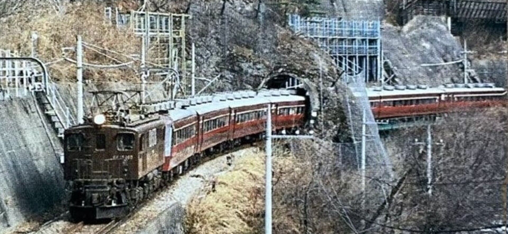 EF15-165 牽引 サロンエクスプレス東京 ～吾妻線旧線 樽沢隧道 通過場面～ : 波浪規定の部屋