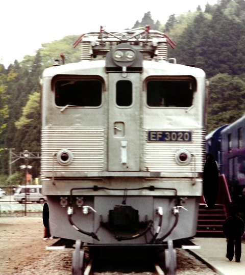 世界初の量産交直流電気機関車 【門】EF30 ～関門間の輸送だけに命を捧げた銀ガマ～ : 波浪規定の部屋