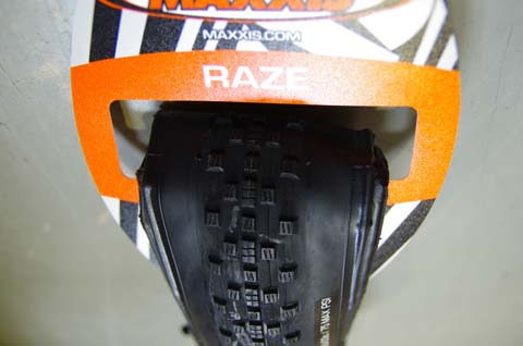 PIT TSURUOKA 通信 : MAXXIS "RAZE"