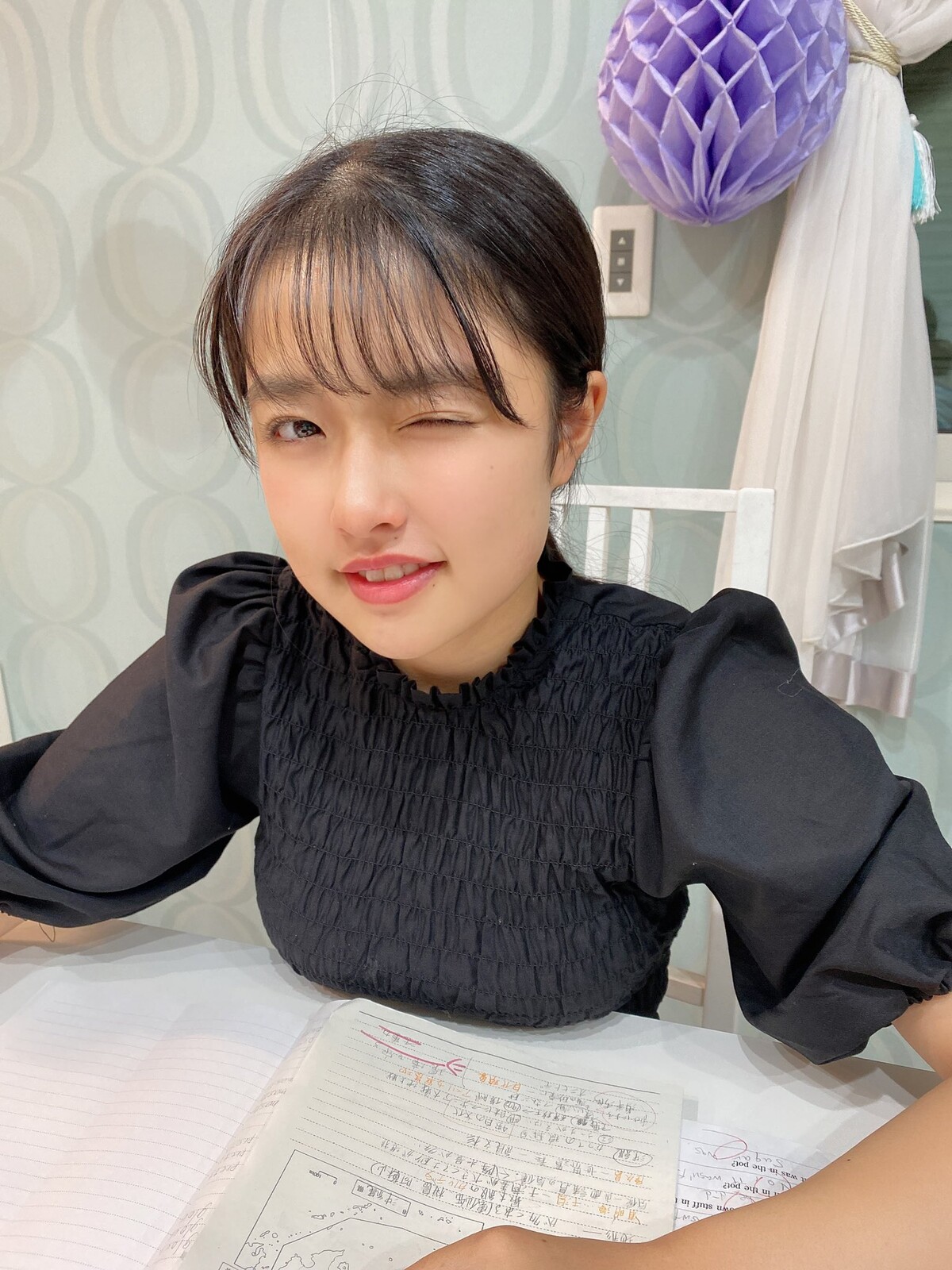 【画像】巨乳女子中学生さん、机におっぱいを思いっきり乗せてしまうw オープンまとめチャンネル