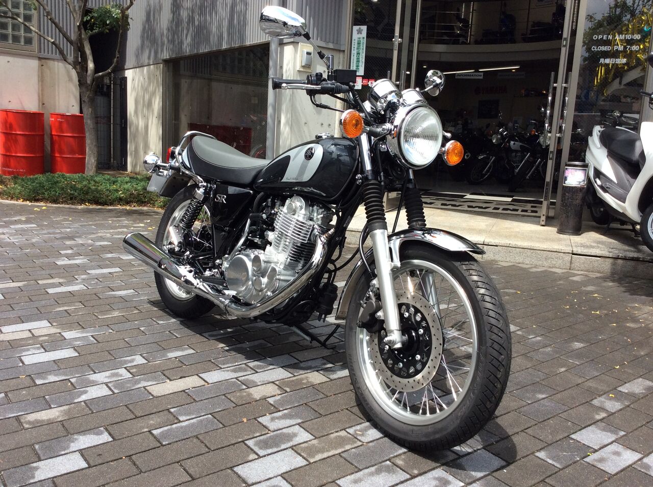 YSP天白 バイク屋さんのつぶやき日記 : 完売してしまっている『SR400FE』お渡ししました。