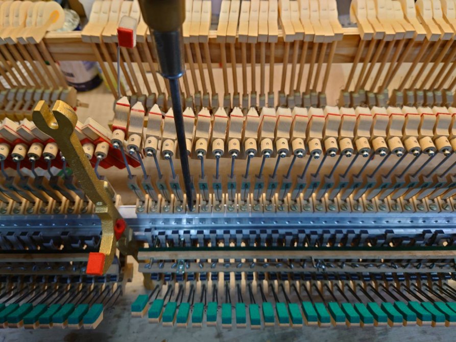 Boston GP 響板ニス塗り3回目と、ヤマハU3Aバットフレンジ交換修理 : 猫好き調律師、杉本由紀（すぎもとよしのり）おやじのつぶやき