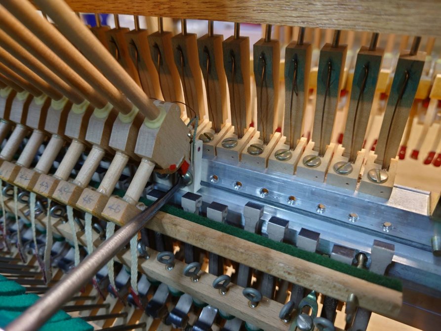 Boston GP 響板ニス塗り3回目と、ヤマハU3Aバットフレンジ交換修理 : 猫好き調律師、杉本由紀（すぎもとよしのり）おやじのつぶやき