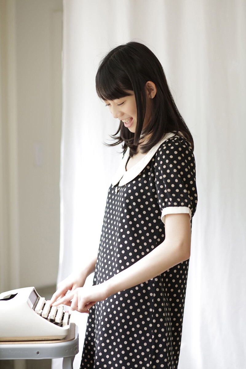 秋本帆華 : 美少女画像倉庫