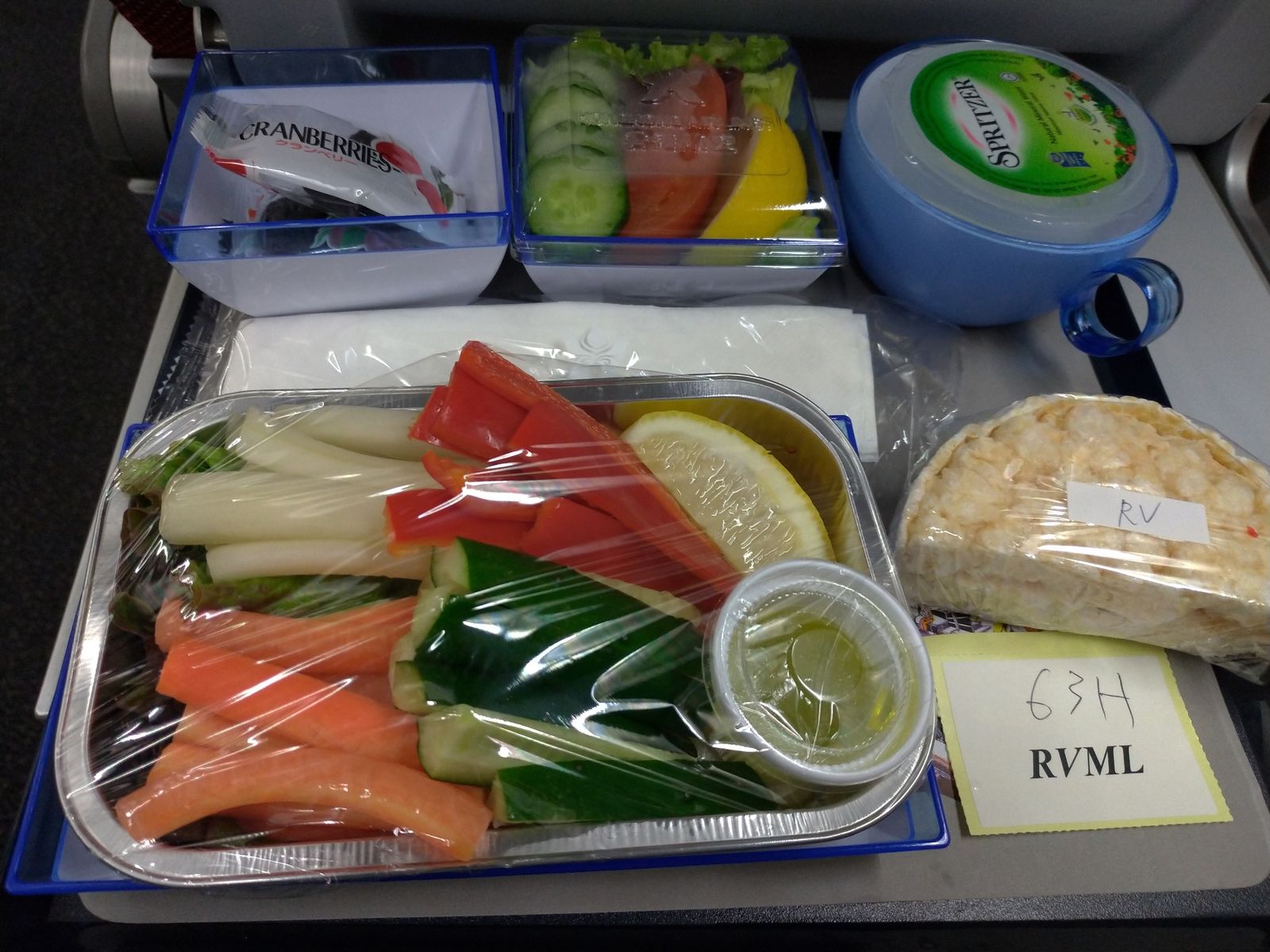 香港、澳門、深圳旅行記1）1日目夜 はじめての香港航空 機内食「RVML」選択！ : 50代 一人旅に目覚めた男
