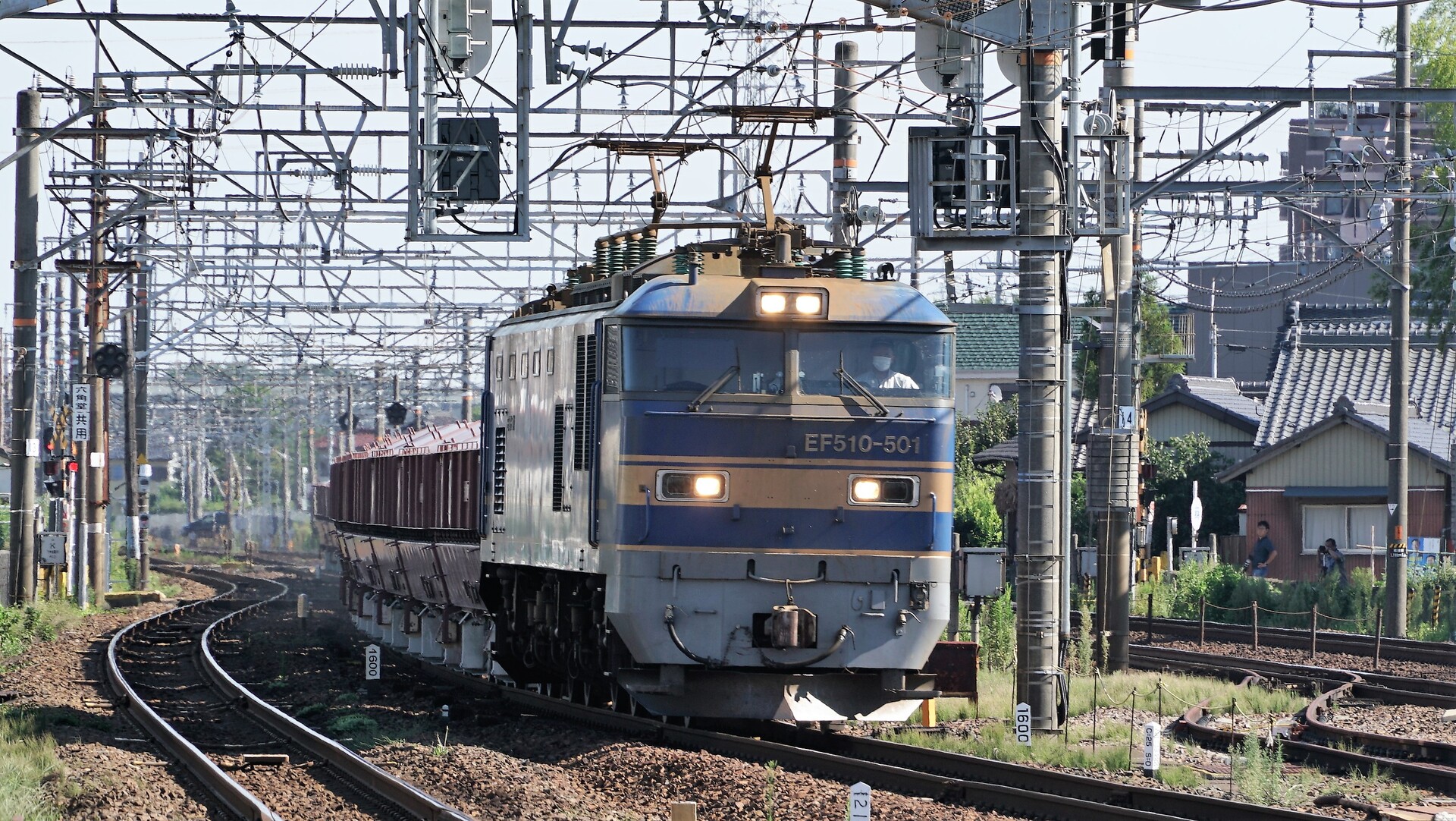 愛知機関区の解体作業線にピカピカのEF210が留置 : Rail Scope