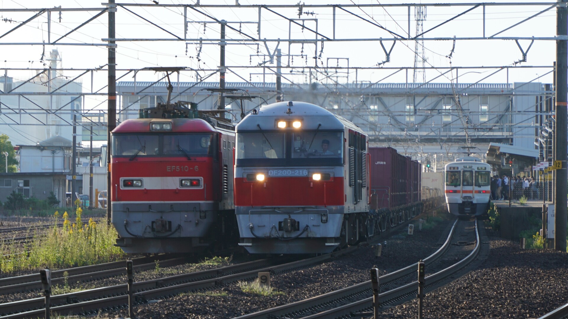 2025年10月17日 今朝の写真 EF510-6とDF200-216 : Rail Scope