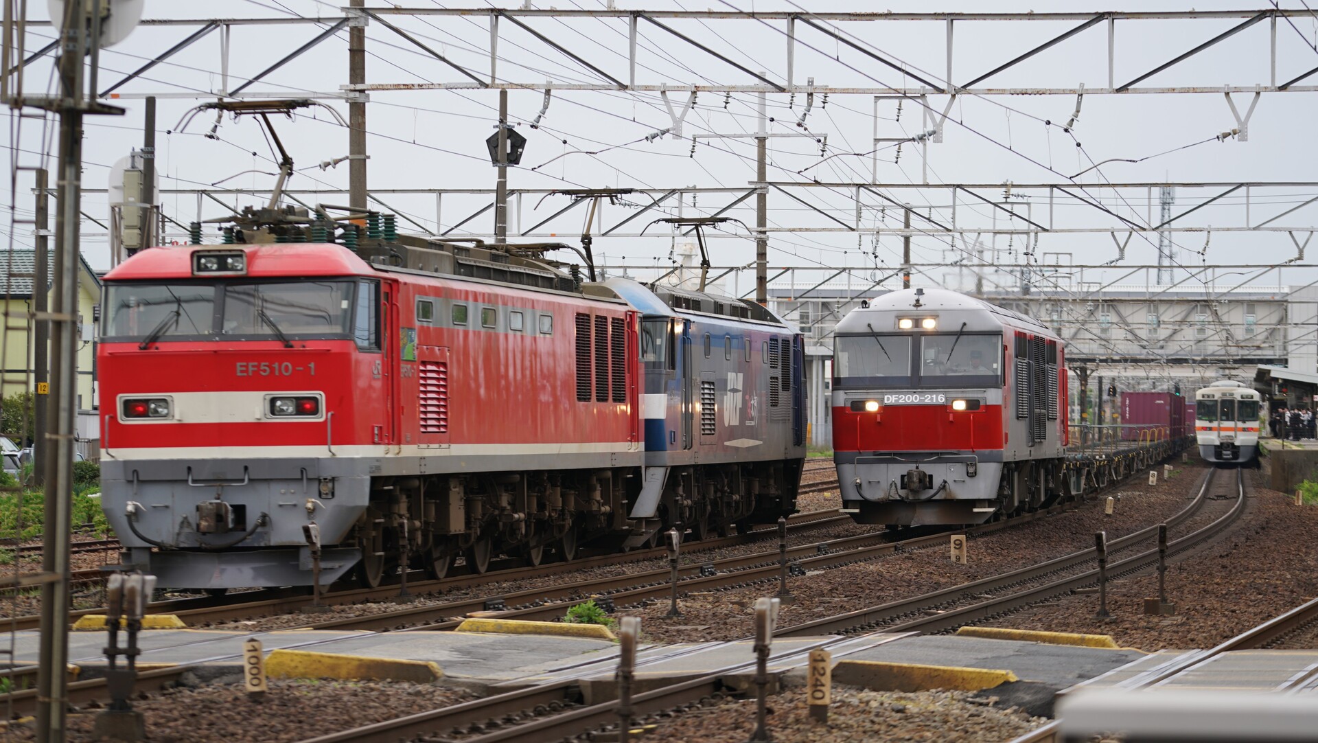 2025年4月25日 今朝の写真 EF510-1とDF200-216 : Rail Scope