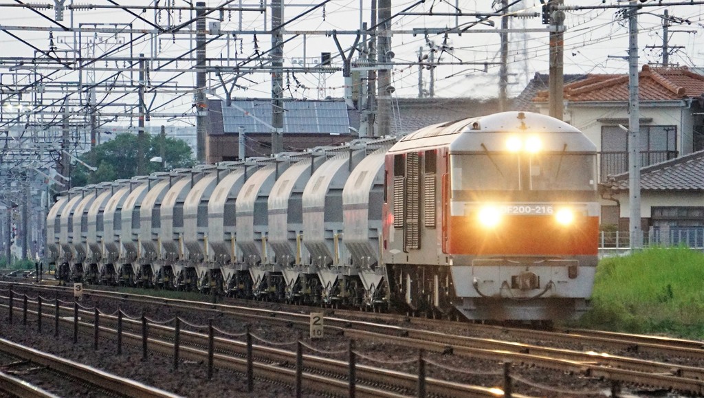 夏至の日の白ホキ牽引DF200-216 : Rail Scope