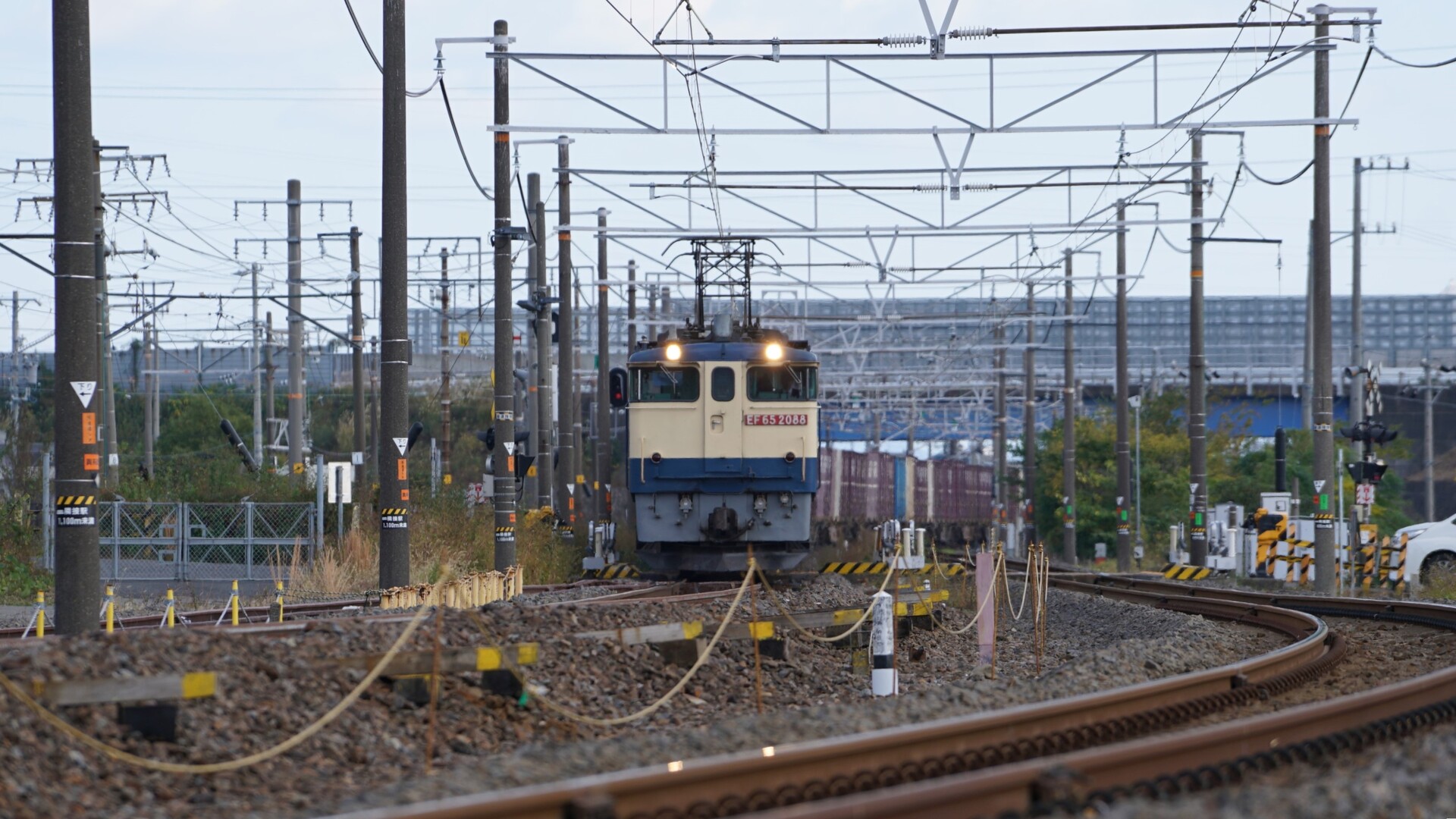 東海道本線、垂井線分岐を走るEF65-2088 : Rail Scope