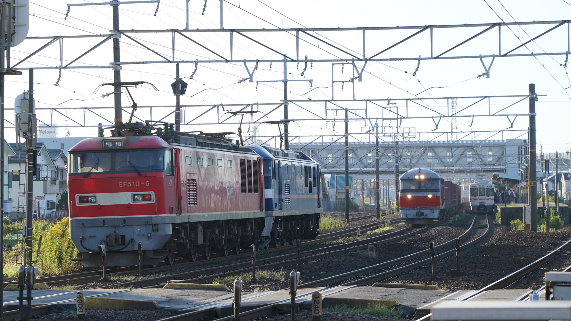 2025年10月17日 今朝の写真 EF510-6とDF200-216 : Rail Scope