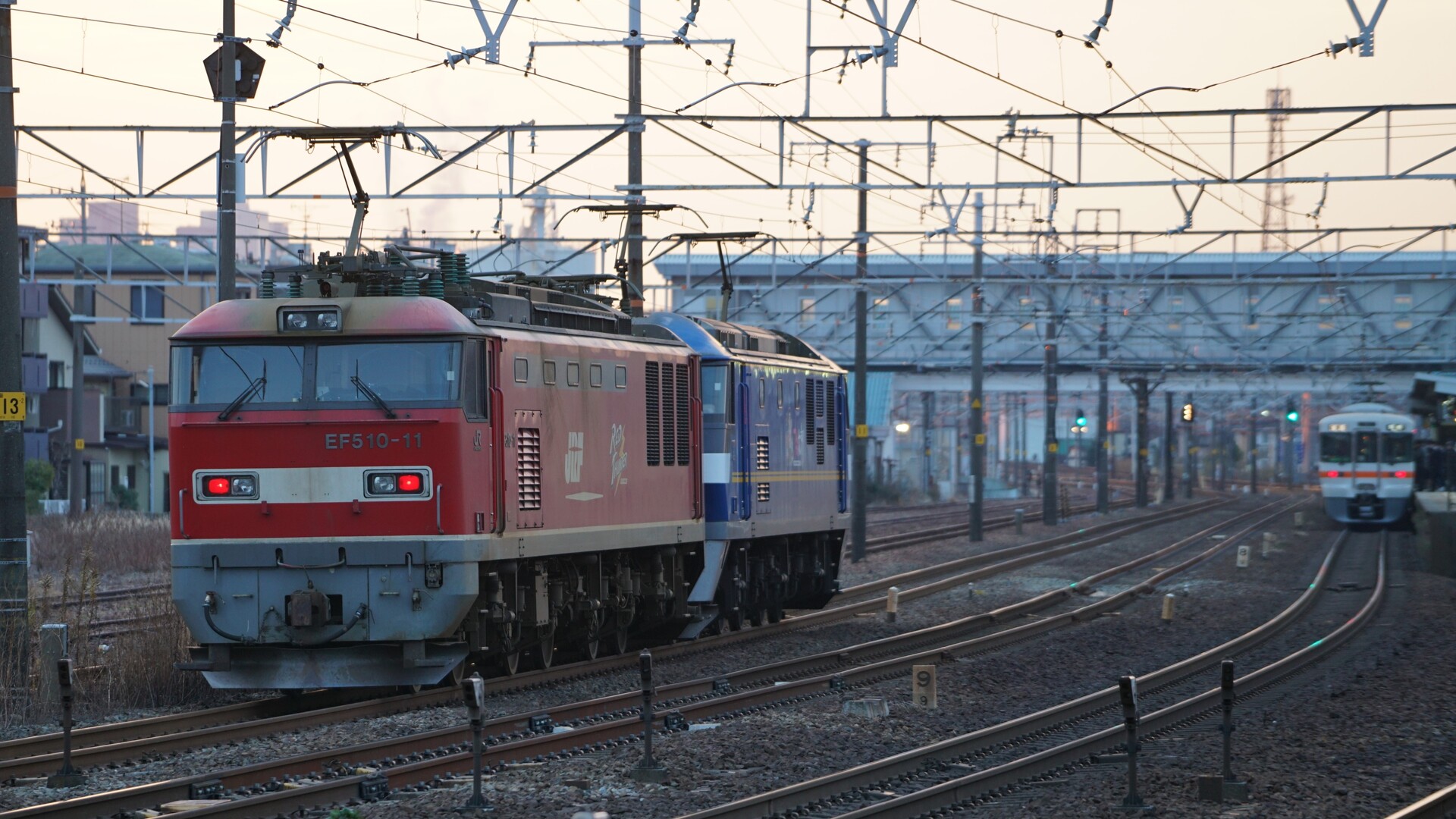 2025年1月9日 今朝の写真 EF510-11とDF200-216 : Rail Scope