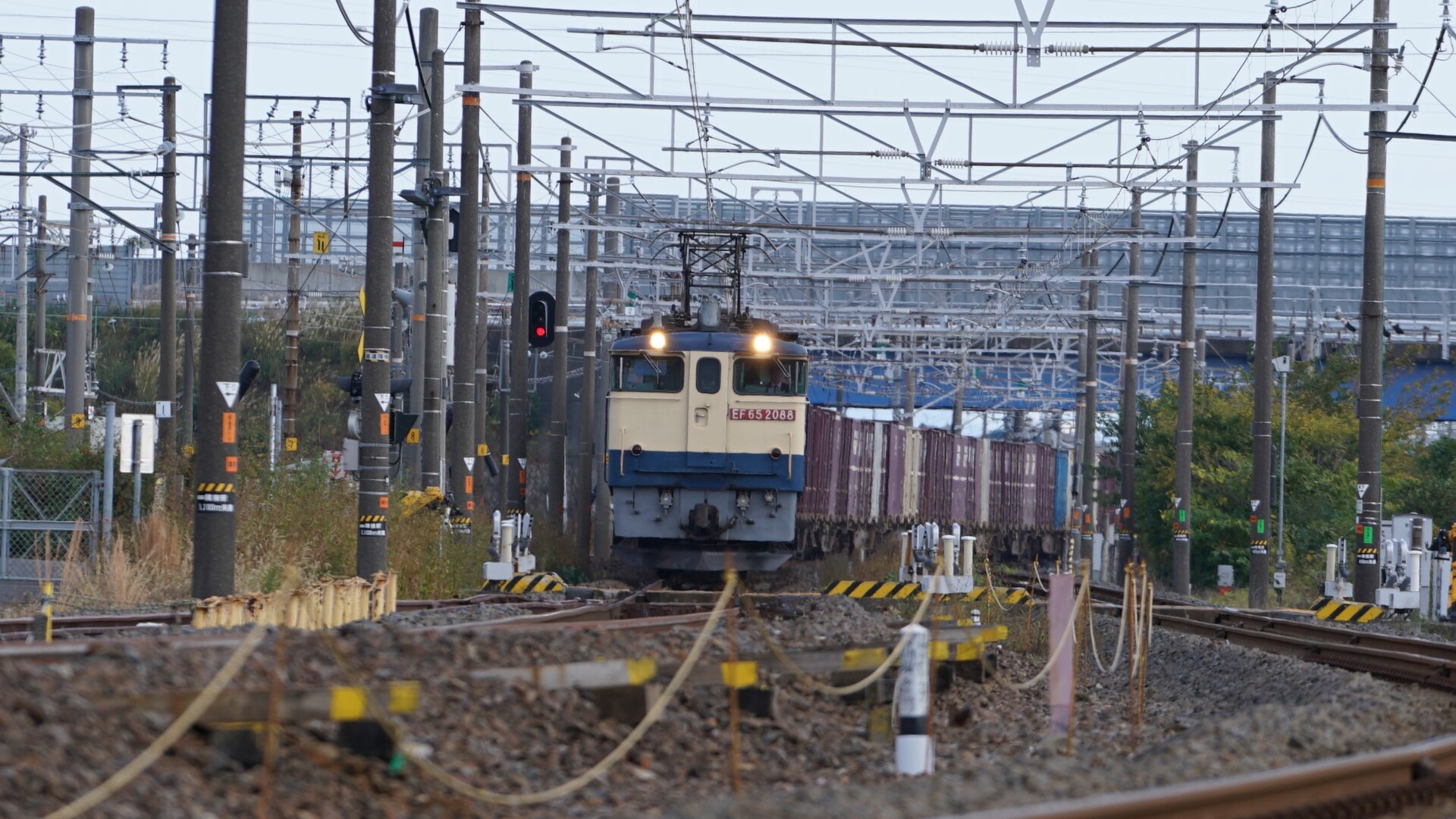 東海道本線、垂井線分岐を走るEF65-2088 : Rail Scope