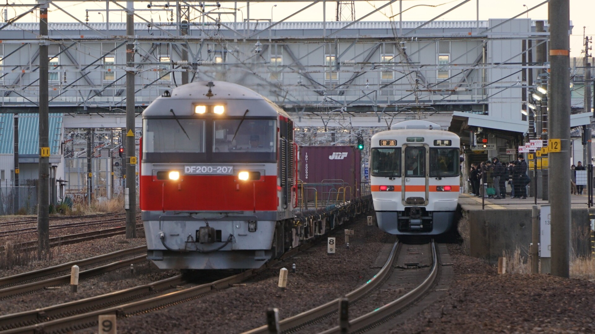 2024年2月16日 今朝の写真 EF66-122とDF200-207 : Rail Scope