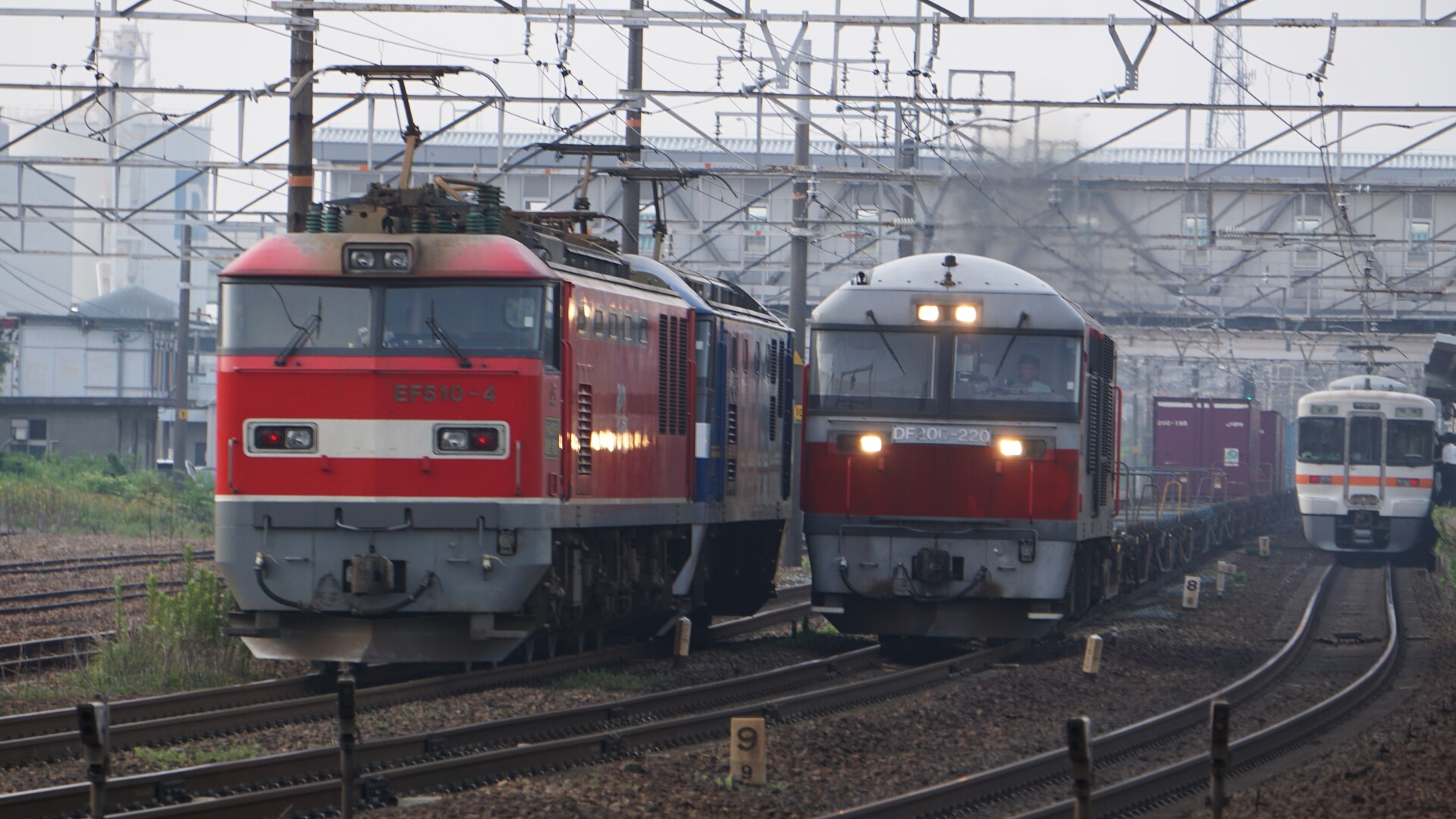 2025年7月3日 今朝の写真 EF510-4とDF200-220 : Rail Scope