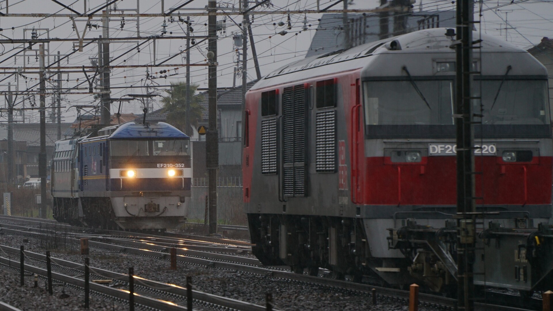 2024年3月26日 今朝の写真 EF210-352とDF200-220 : Rail Scope