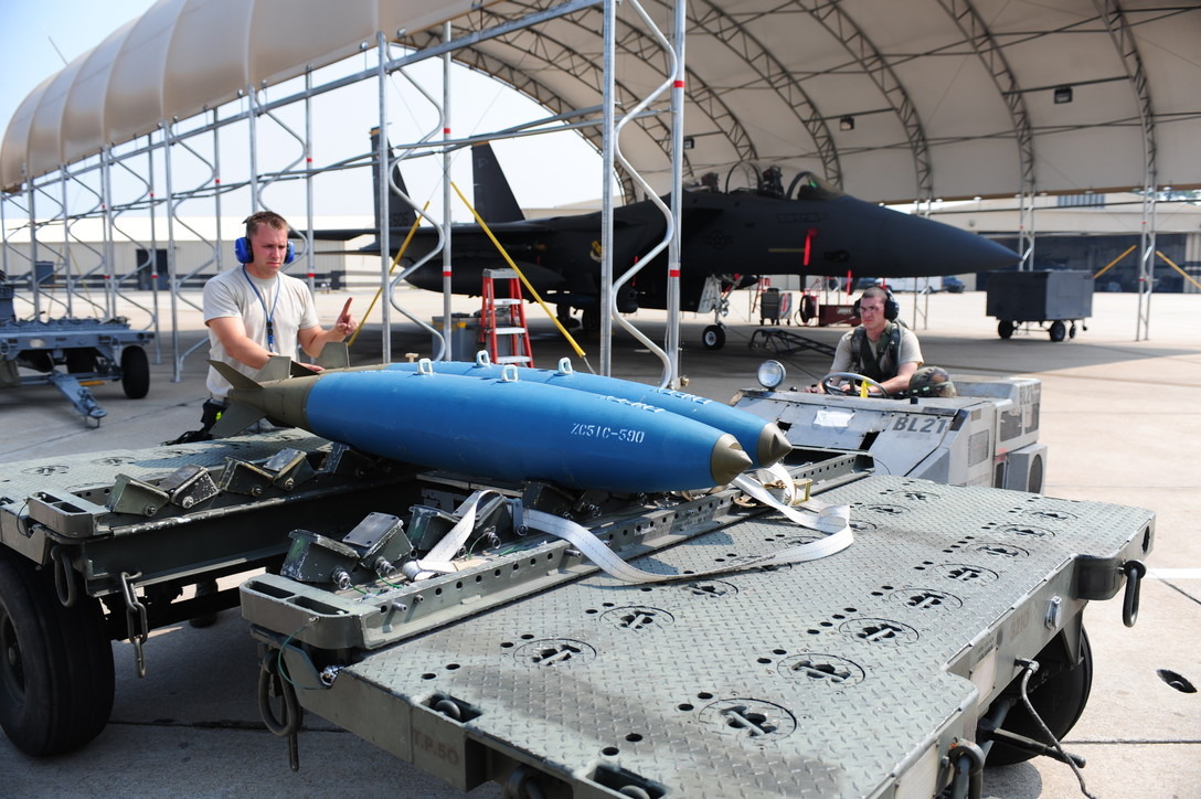 模擬爆弾を投下するステルス爆撃機のレア映像 : ZAPZAP！ 世界の面白いニュース