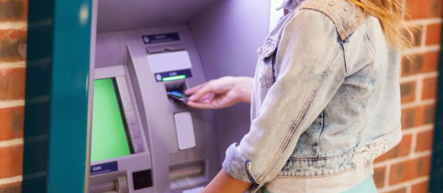 ATMを操作していた女性、200Vの電撃食らう―中国 : ZAPZAP！ 世界の面白いニュース