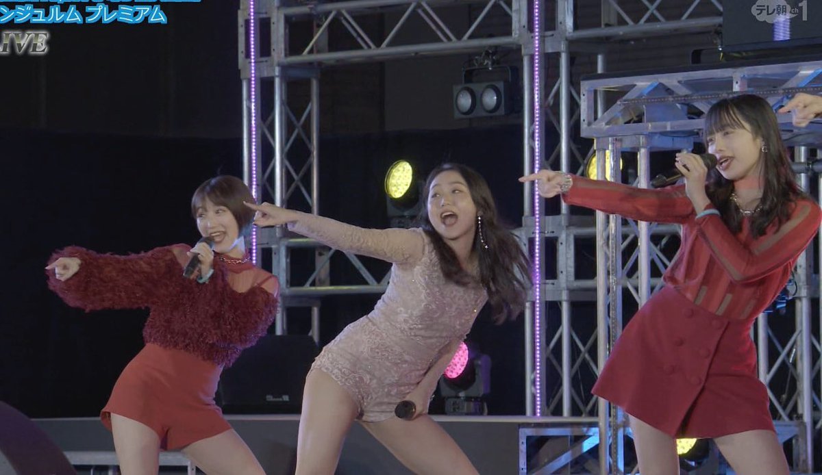 【画像】アイドルさん、ライブで全裸みたいなエッチ衣装を着させられてしまう・ 世紀末速報