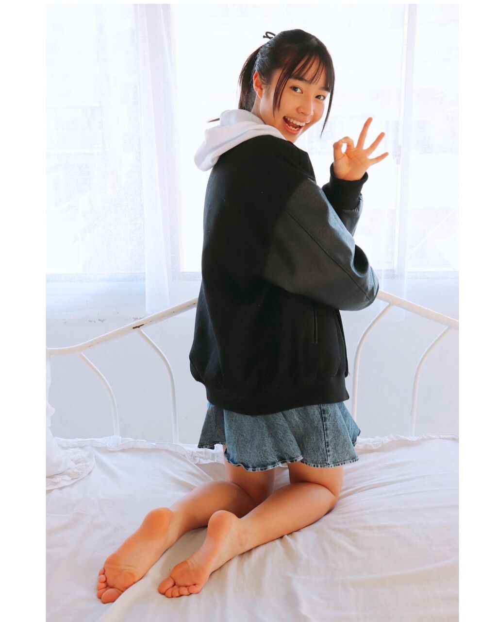 【画像】女子中学生の生脚に興奮する男wwwww : 爆誕芸能ニュース速報