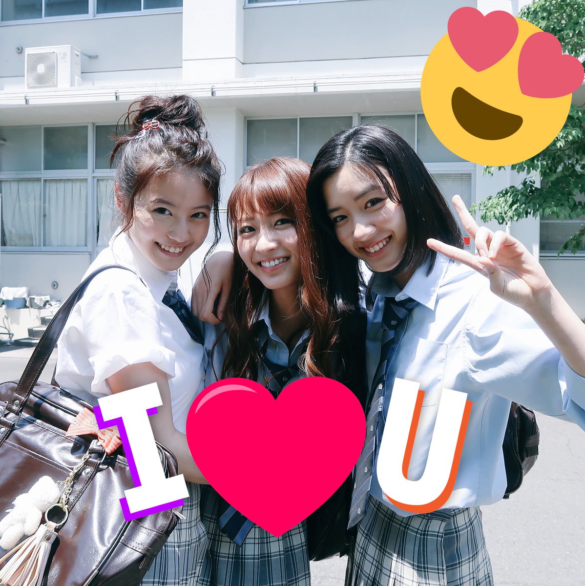 【画像】JK3人組がソファに腰掛けて写真撮るもパンツ丸見えに… : 爆誕芸能ニュース速報